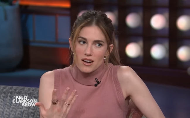 Kelly Clarkson Lost It After Awkwardly Getting Caught Not-So-Subtly ...