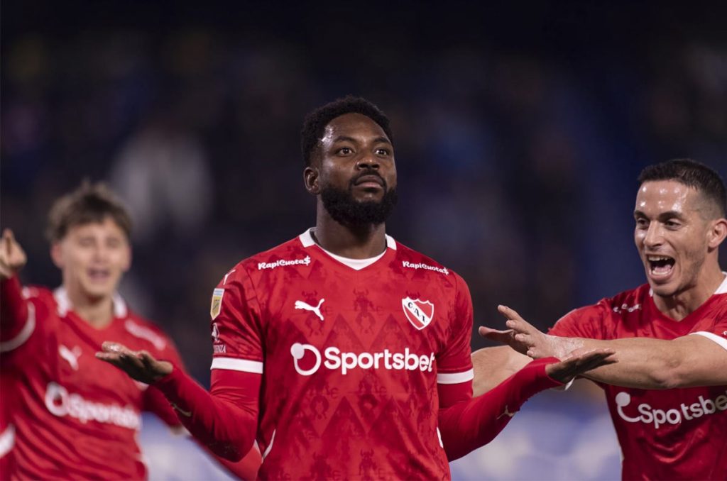 Álvaro Angulo fuerza su llegada a Pumas