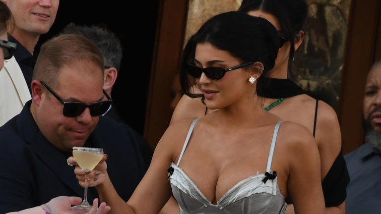 Kylie Jenner a-t-elle enfreint le code vestimentaire du mariage de Jeff ... Kylie Jenner a-t-elle enfreint le code vestimentaire du mariage de Jeff ...