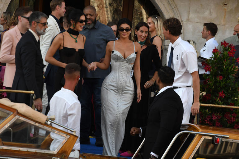 Kylie Jenner a-t-elle enfreint le code vestimentaire du mariage de Jeff ... Kylie Jenner a-t-elle enfreint le code vestimentaire du mariage de Jeff ...