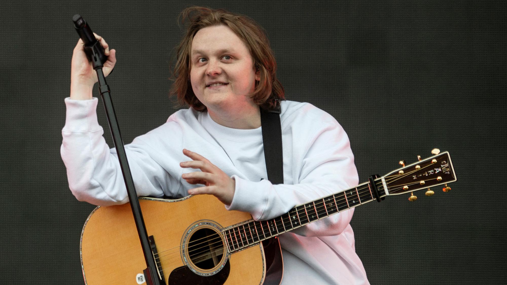 Le retour émouvant de Lewis Capaldi sur scène à Glastonbury : « I’m ...
