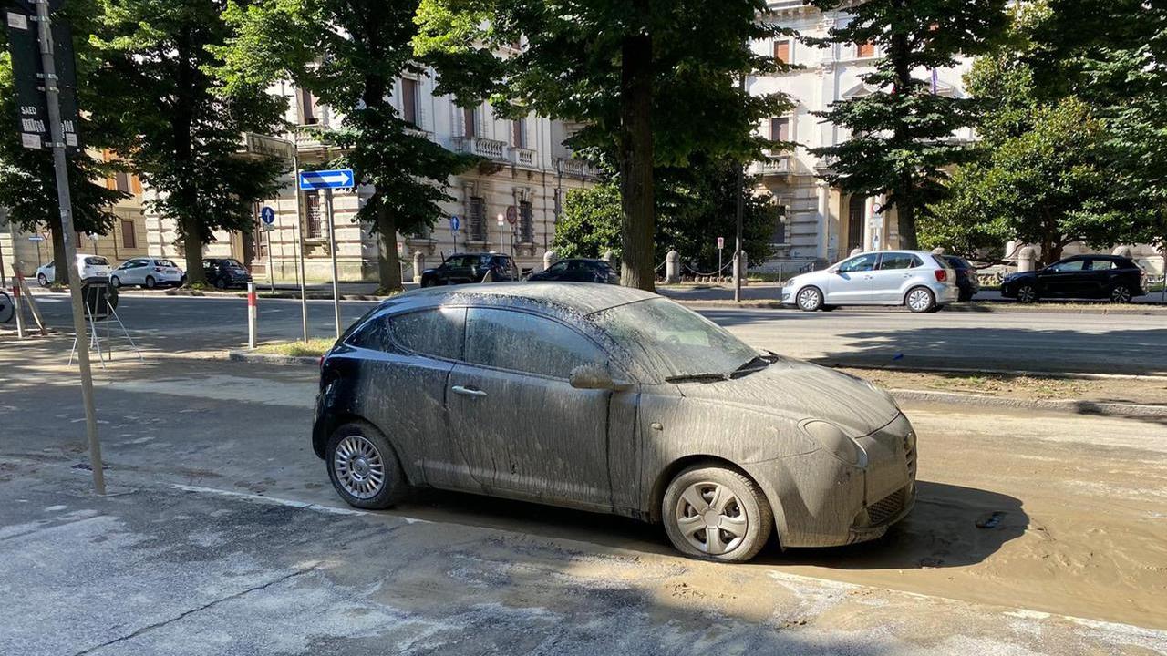 Allagamento a Ferrara, fango e melma in viale Cavour