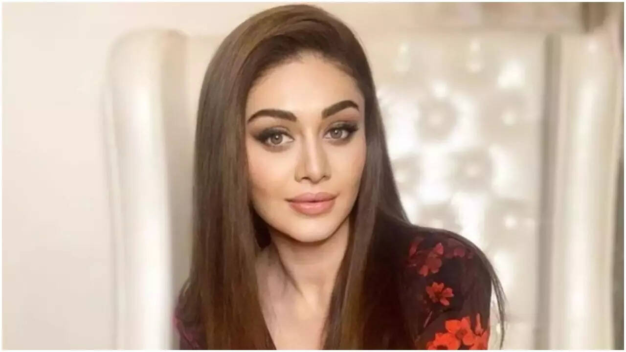 Shefali Jariwala’s last rites at Oshiwara Crematorium, same as Sidharth ...