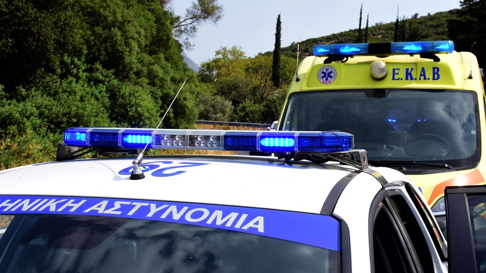 Σοβαρό τροχαίο με σφοδρή σύγκρουση, η οδηγός μηχανής χτύπησε στο ...