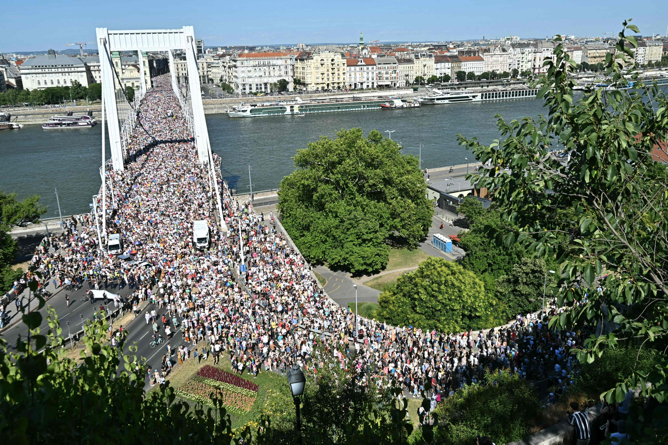 Jopa 200 000 ihmistä marssii tänään Budapestin Pride-kulkueessa ...