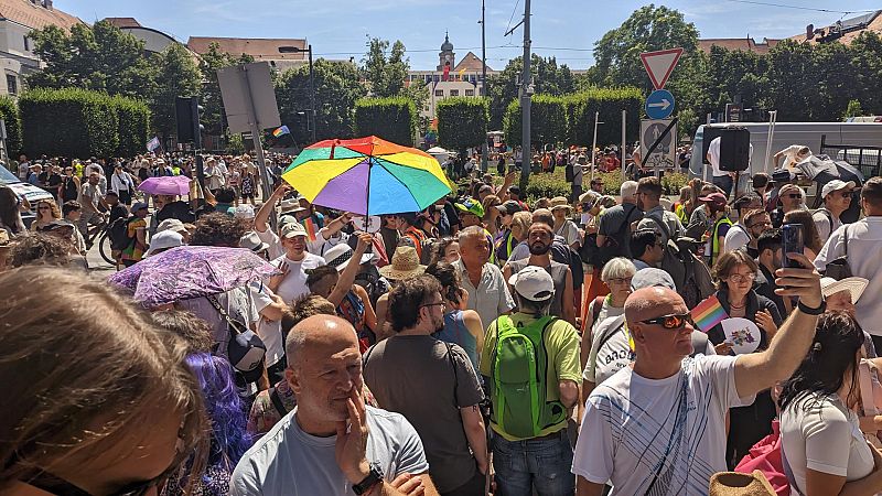 Hundreds of thousands gather to mark 30th anniversary of Budapest Pride ...