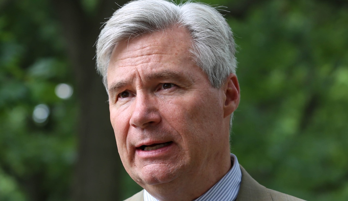 Trump's "corrupt scam took a beating today in court" US senator says