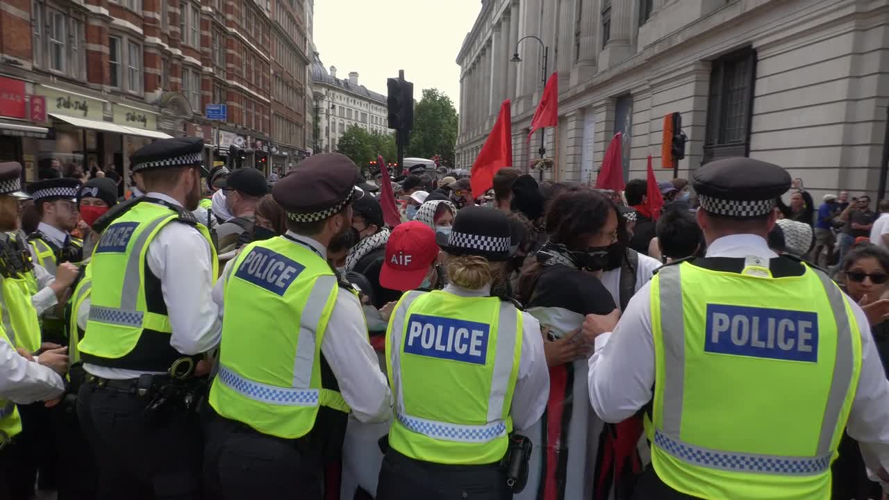Football Lads' demo sees clashes between counter-protesters and police ...