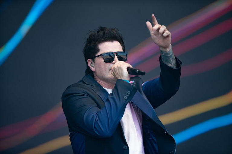 The Script pay tribute to late guitarist Mark Sheehan during ...