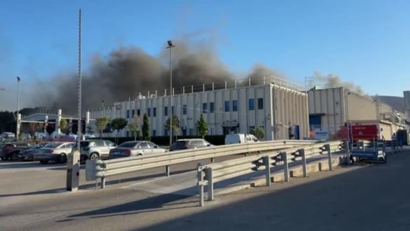 Taranto, incendio nei capannoni della Irigom. Fiamme e fumo nero. Il ...
