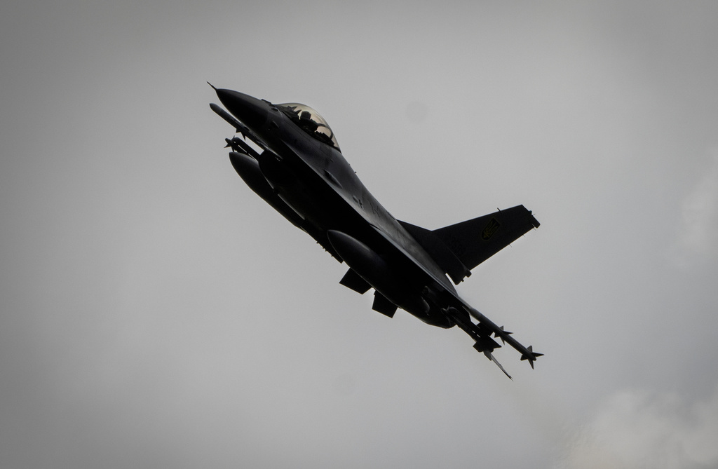 Stort luftangrepp mot Ukraina – F16-pilot död