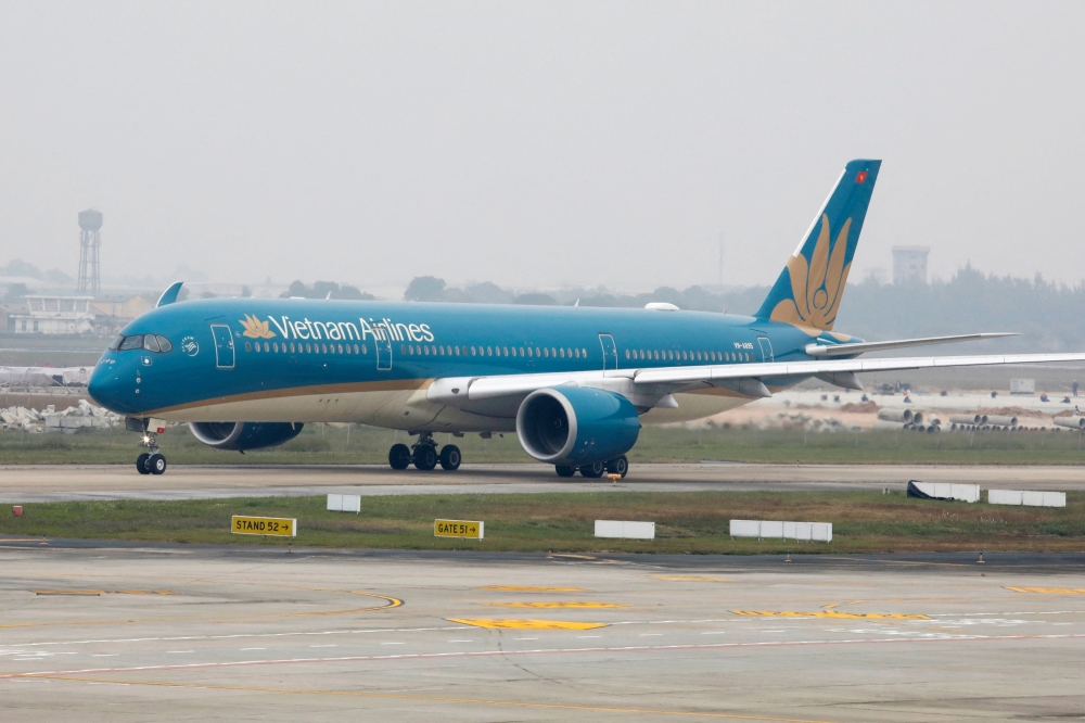 Wing tip meets tail fin: Four Vietnam Airlines pilots grounded after ...