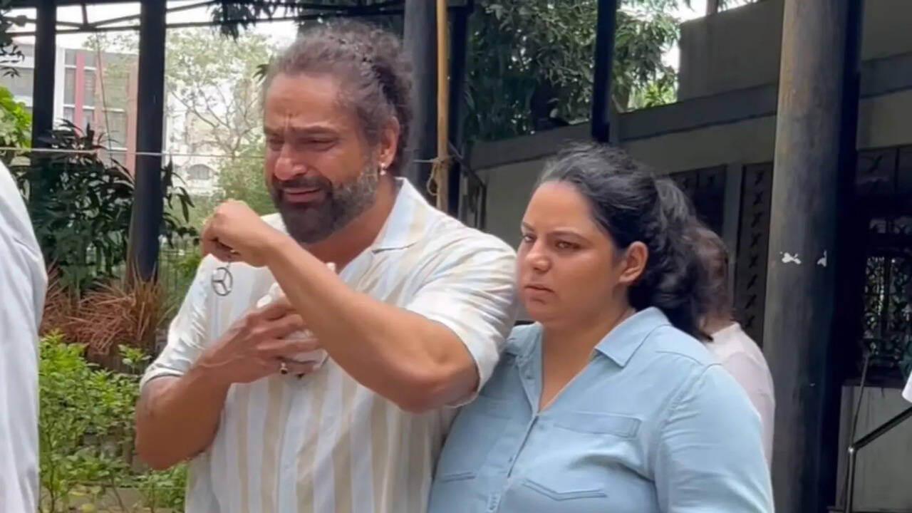 Shefali Jariwala’s Husband Parag Tyagi Cries Inconsolably After ...