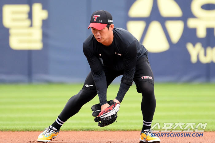 It's really hot today. Oh Jihwan, soaked in sweat before the game, is ...