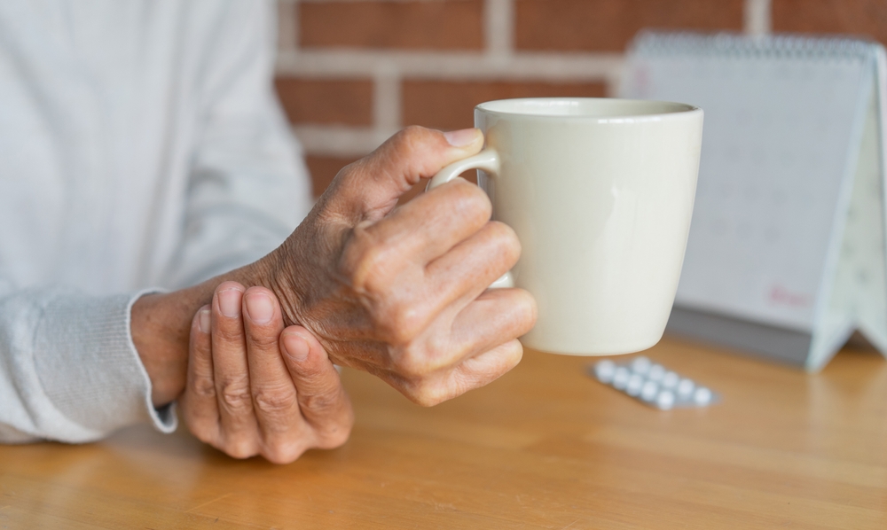 Struggling With Shaking Hands? This Is What Doctors Recommend