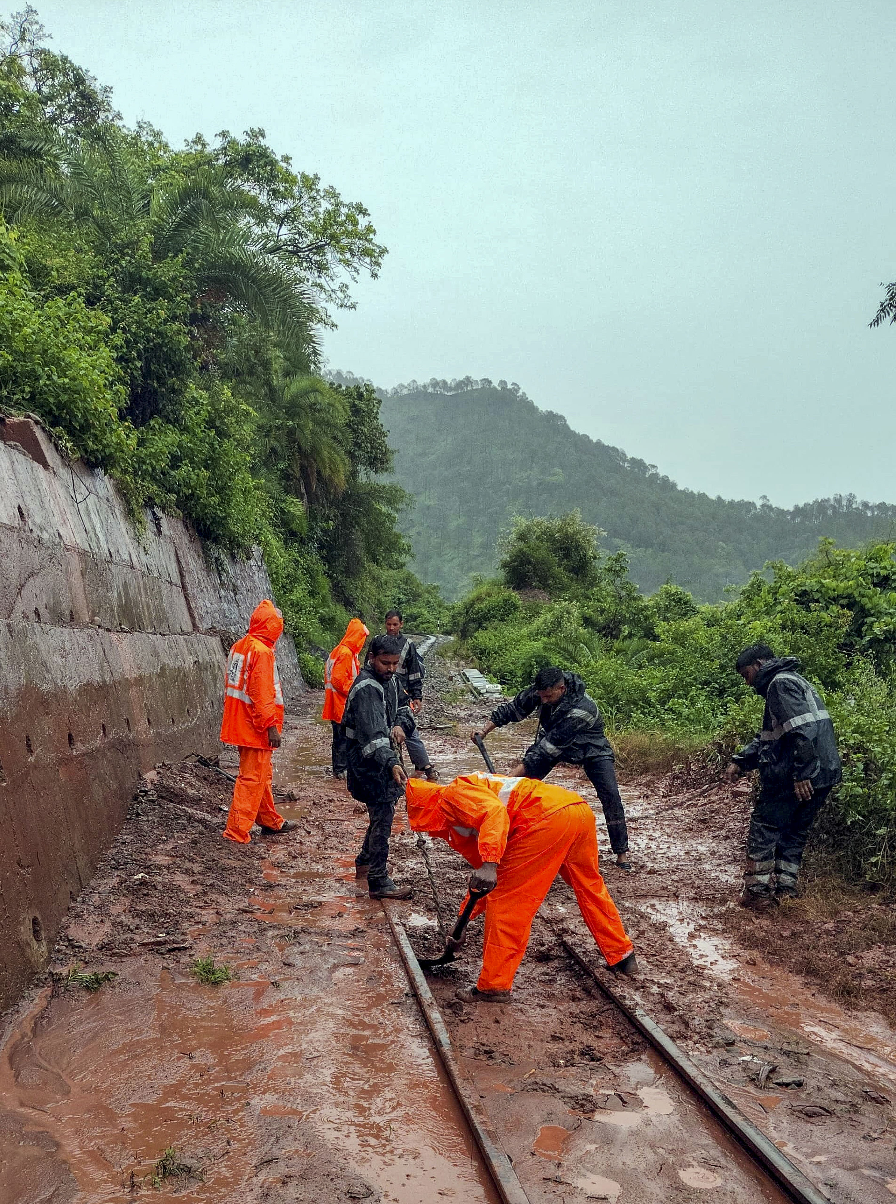 HP: Downpour, landslide in Solan; Shimla-Kalka rail line shut, traffic ...