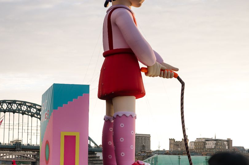Quayside transformed as Millennium Bridge turned into giant jump rope ...