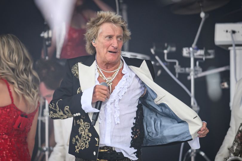 Huge Glastonbury crowd flocks to Rod Stewart as viewers all say the ...