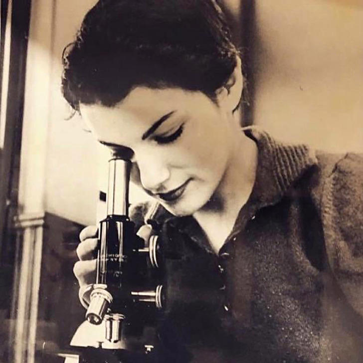 17 Nostalgic Photos of Moms Whose Charm Is Hard to Resist
