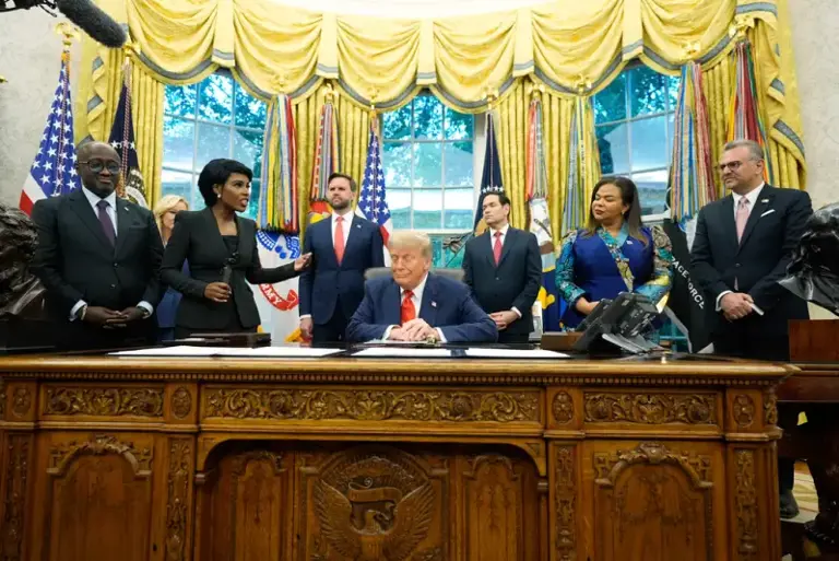 川普狂讚非洲記者太漂亮：我政治生涯會結束