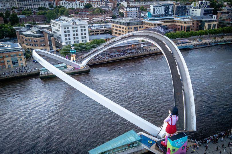 Quayside transformed as Millennium Bridge turned into giant jump rope ...