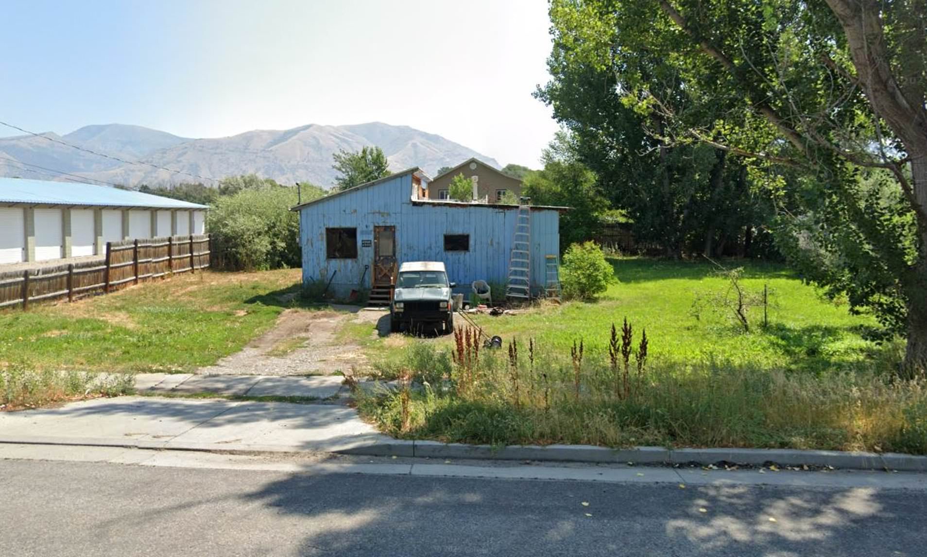 SWAT teams stand off with gunman 'wearing bomb vest and saying he ...