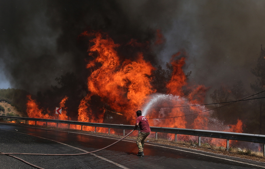 Τουρκία: Μεγάλη πυρκαγιά απειλεί σπίτια και μια βιομηχανική ζώνη στην ...