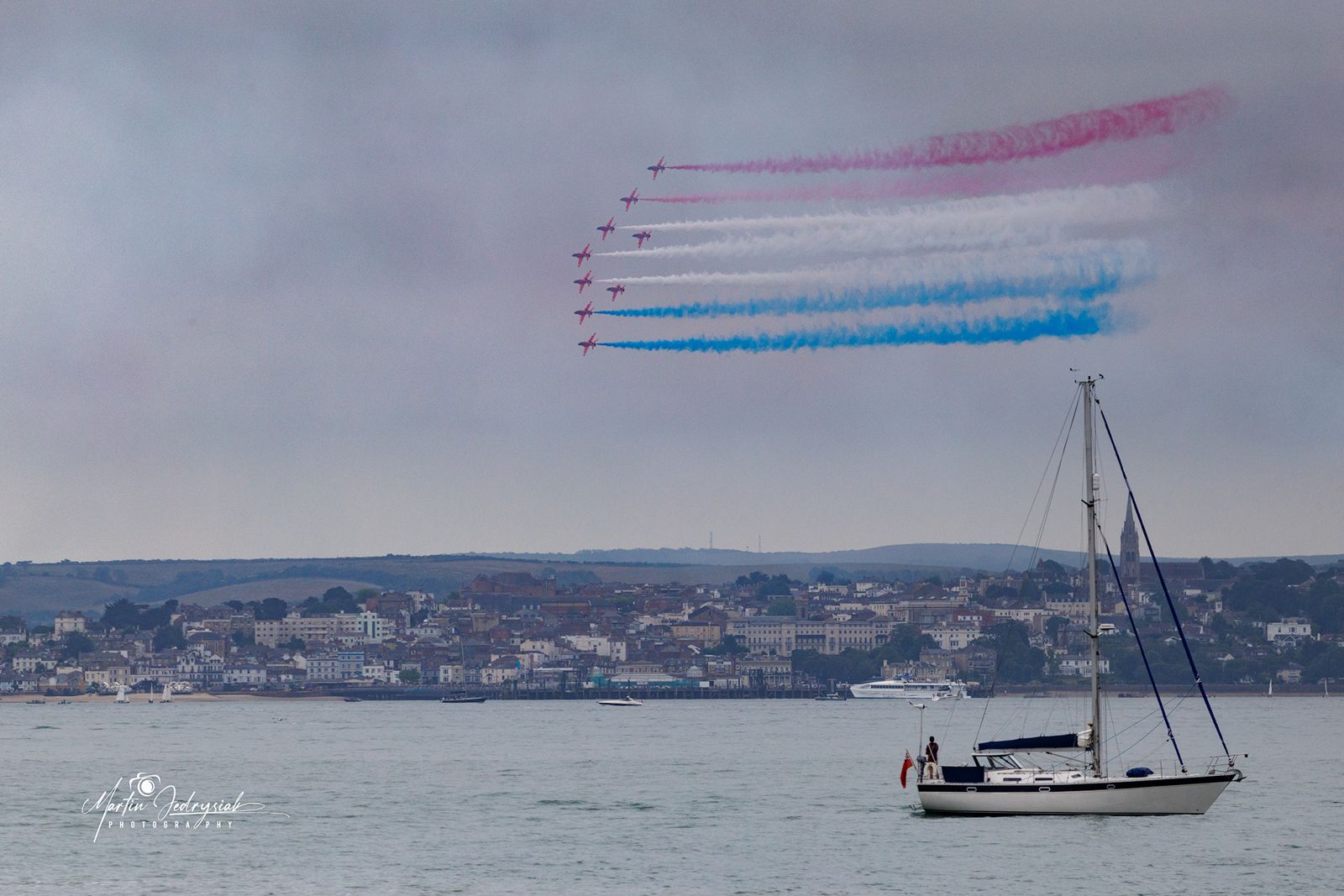 Crowds gather to watch Red Arrows fly over the Solent in a spectacular ...