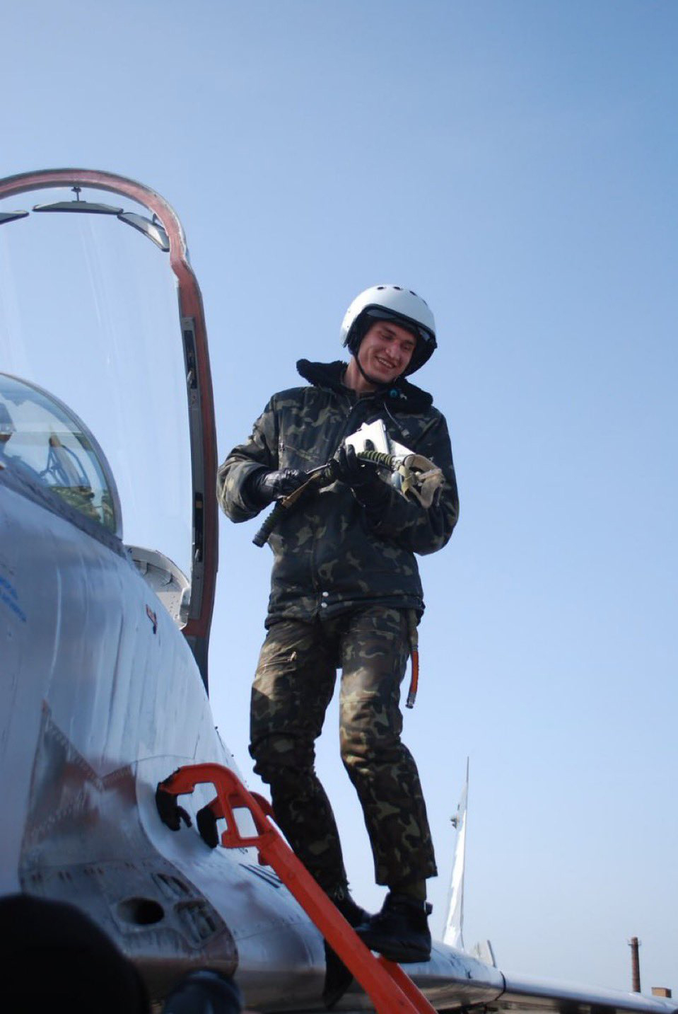 Ukrainian F-16 pilot killed defending against biggest Russian barrage ...