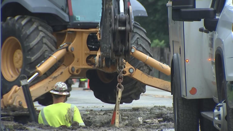 Large water main break shuts down part of busy Bethel Park roadway
