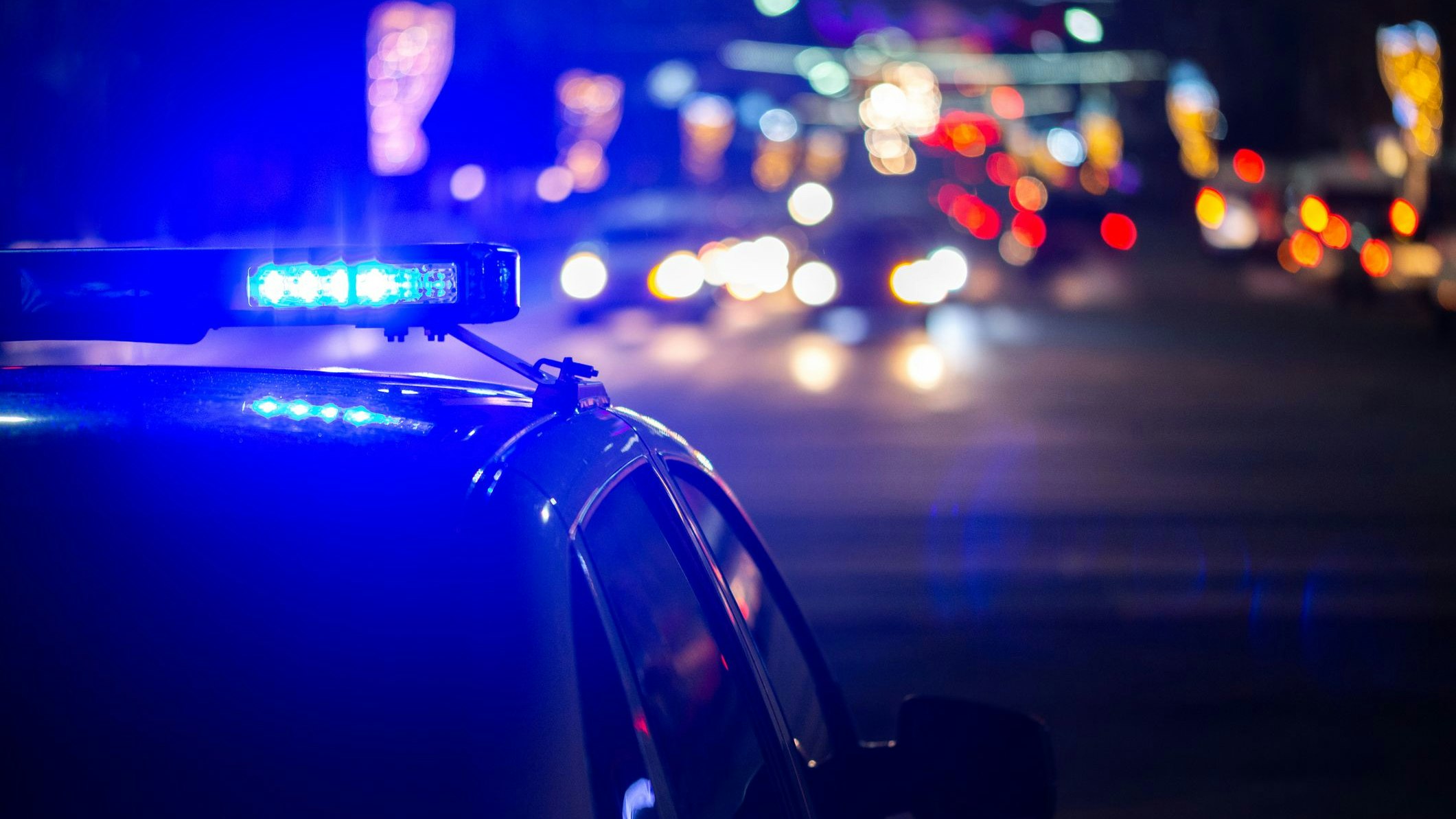 Mann bekommt Glas ins Gesicht geschlagen