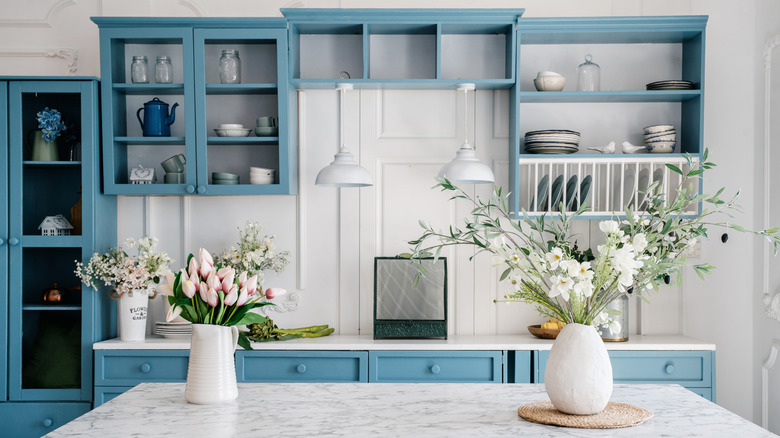 Let Open Shelving Be A Focal Point In Your Kitchen With This Thrifty Tip