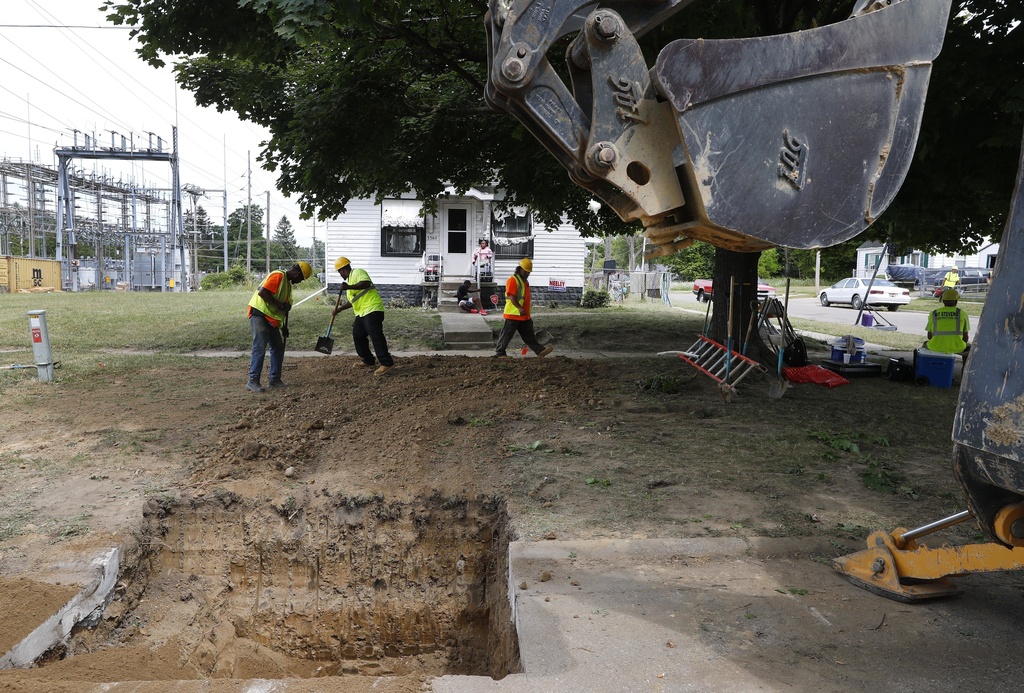 Flint's still-unfinished lead pipe replacement serves as cautionary ...