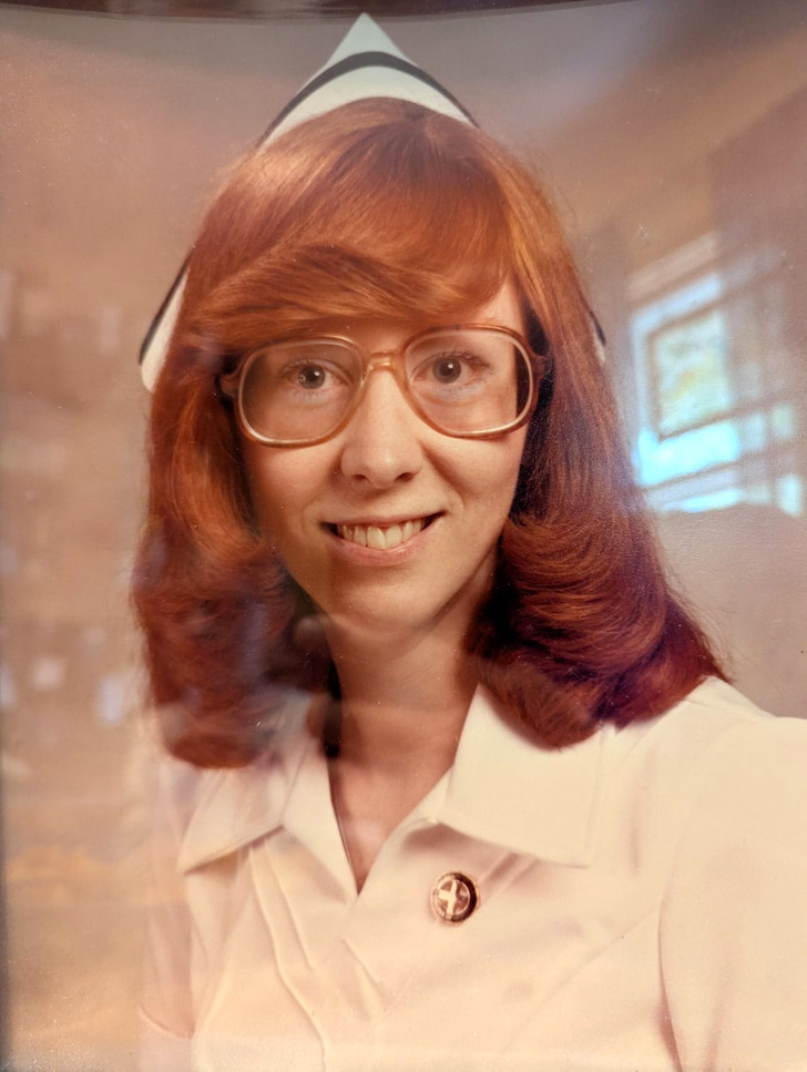 17 Nostalgic Photos of Moms Whose Charm Is Hard to Resist