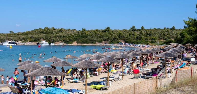 Turister rasar i svenskt semesterparadis – strandpriserna får dig att ...