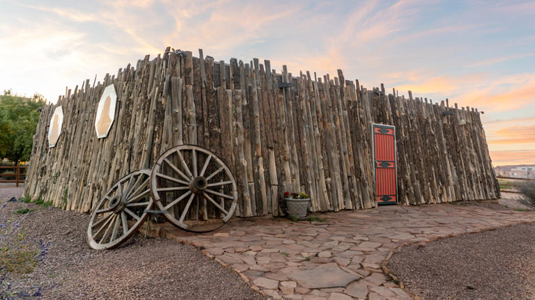 Arizona's Monument Valley Gateway Is An Otherworldly Town With Unique ...