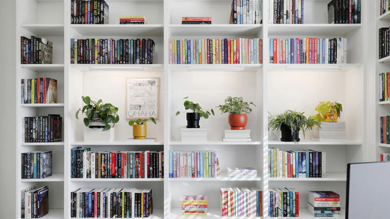10 Essential Components When Styling Decor On A Bookshelf