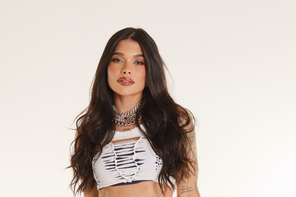 Quem é Lary, cantora e compositora que se sente vivendo ‘uma vida dupla’