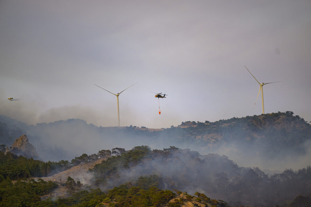 Forest fire threatens homes in Turkey’s Izmir province