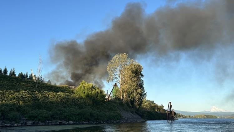 Large plume of smoke seen in Vancouver from fire near Fisher's Landing