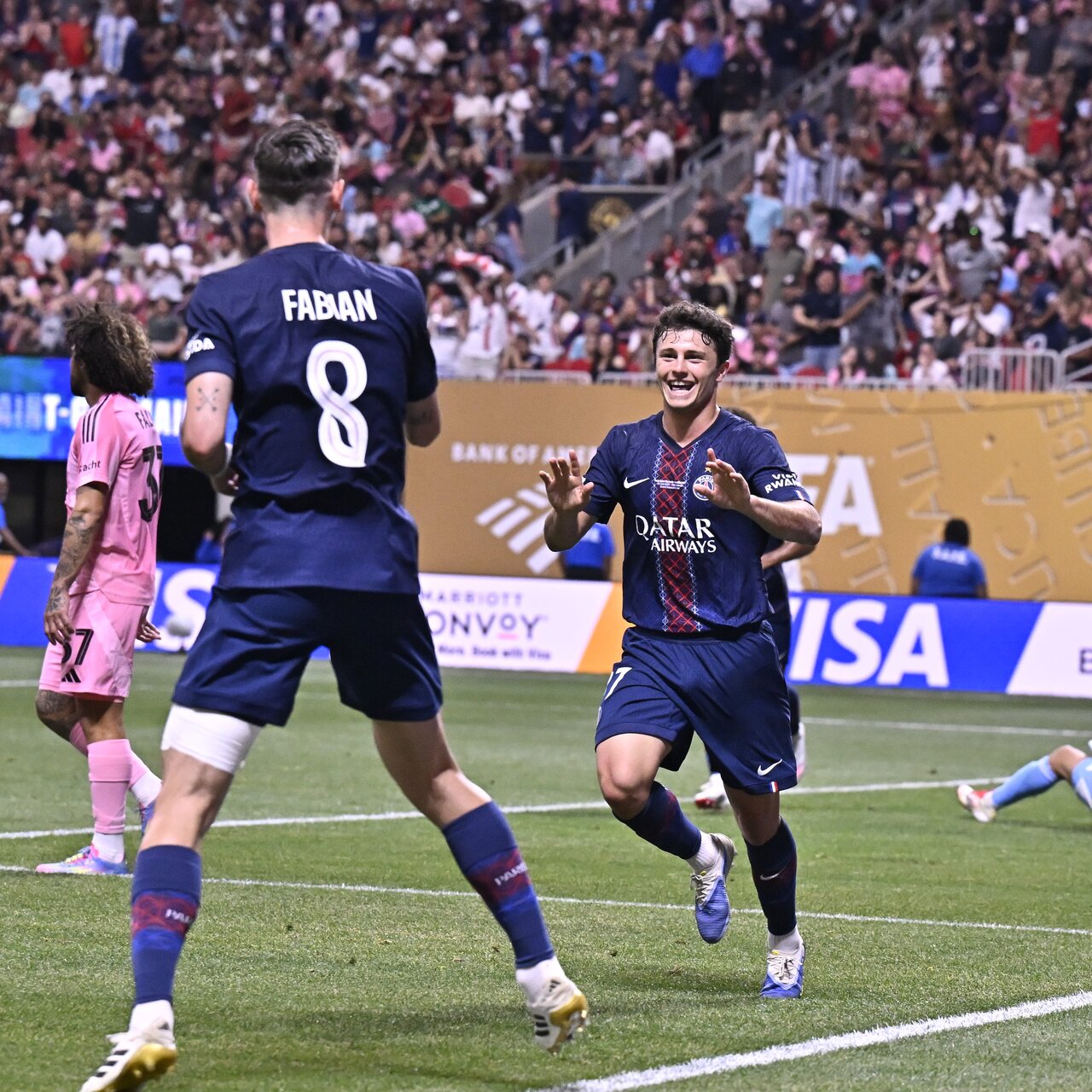 João Neves brilha e PSG goleia Inter Miami no reencontro com Messi