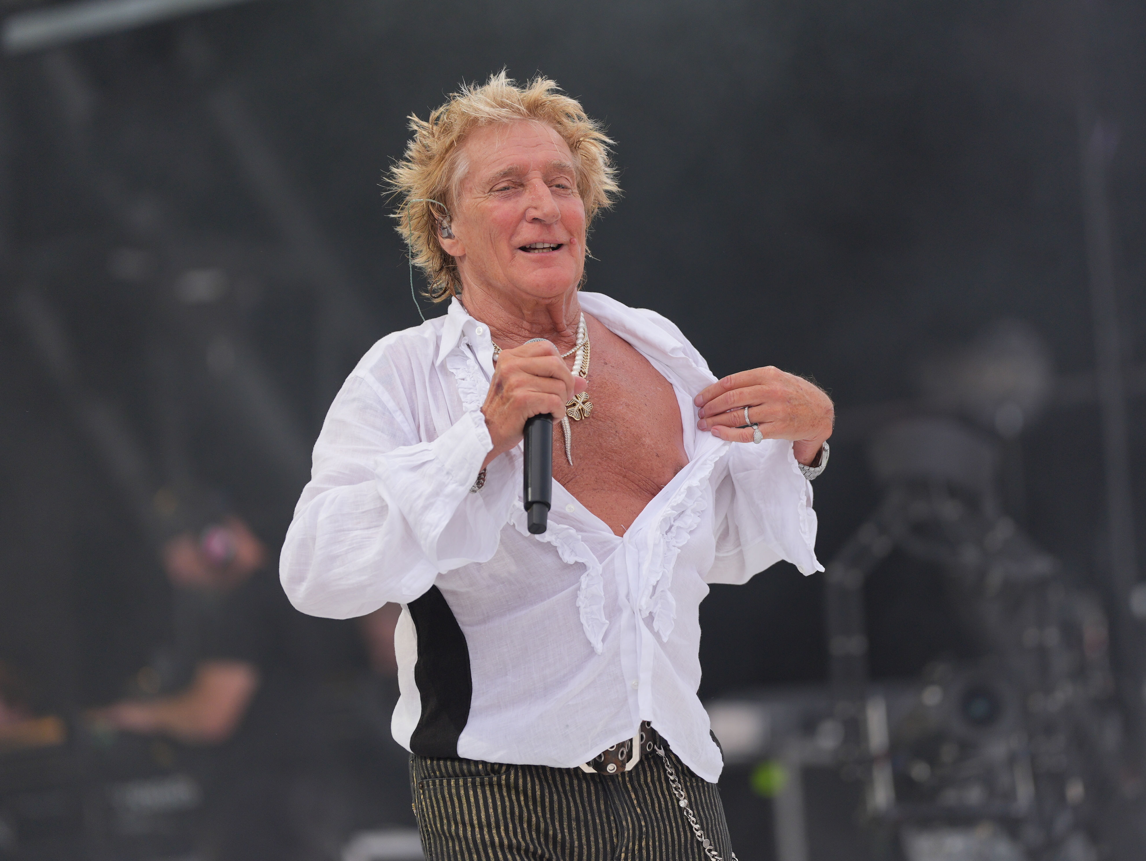 Rod Stewart pays nostalgic visit to childhood café in Highgate Wood