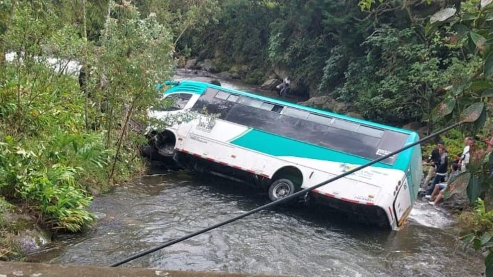 Bus turístico cayó al río Quindío