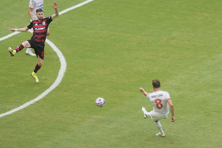 Harry Kane scores twice as Bayern Munich beats Flamengo 4-2 to advance in Club World Cup