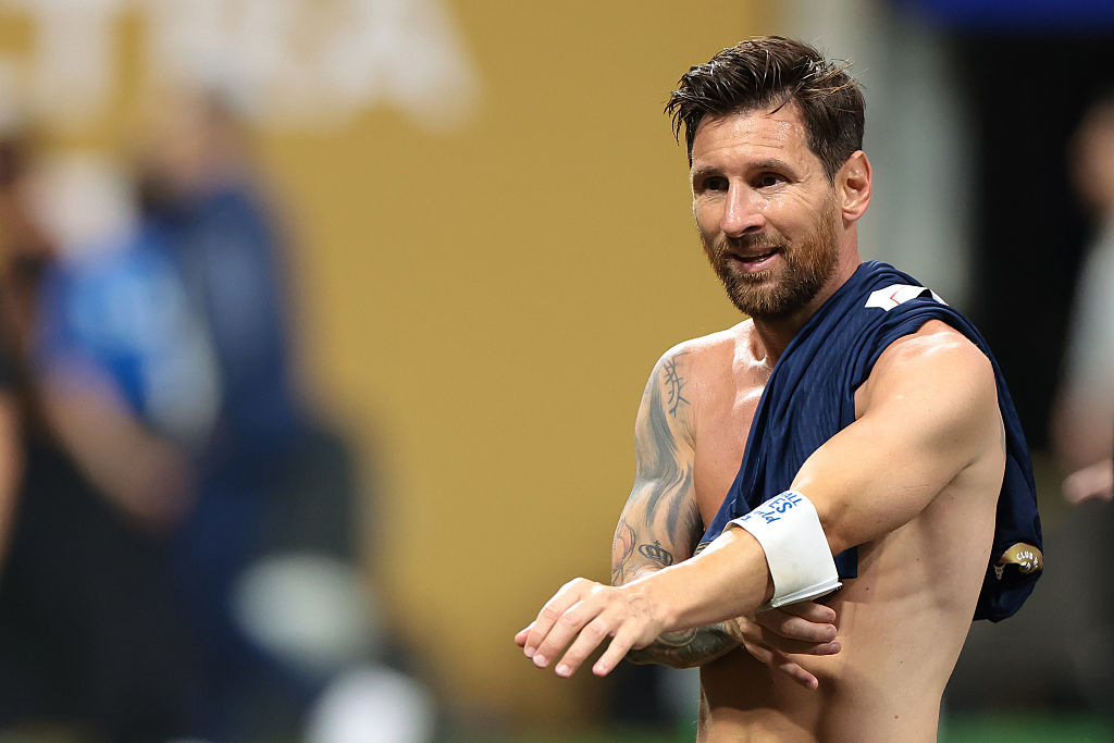 Messi gifts whole kit and boots to PSG star