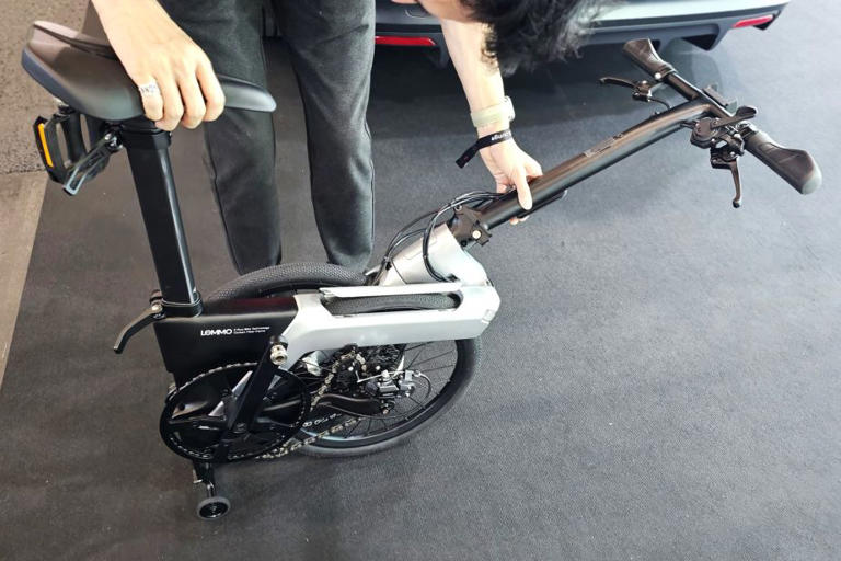 On a vu l’un des vélos pliants électriques les plus compacts du monde ...