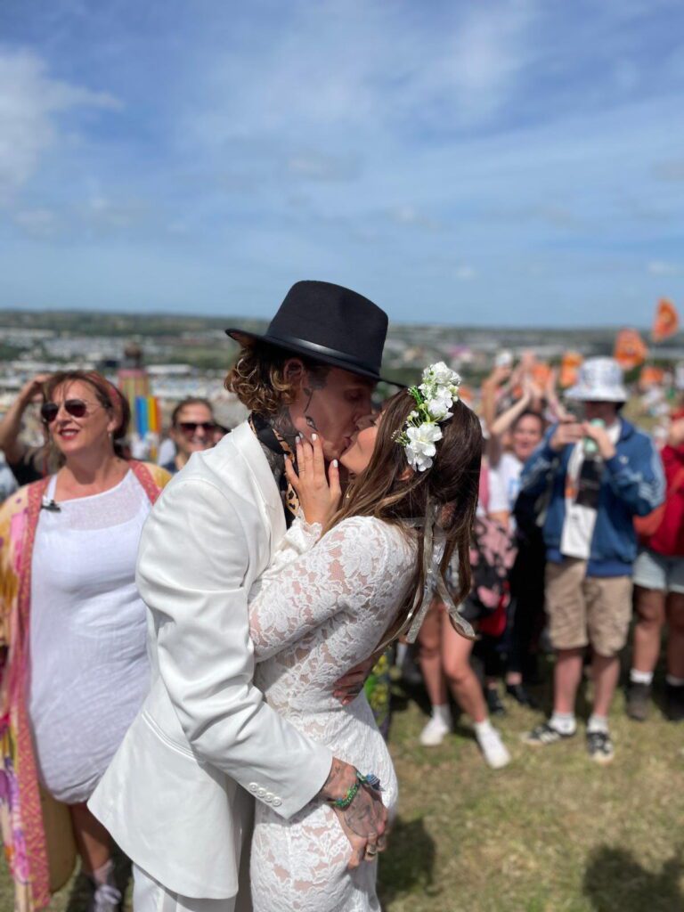 Couple tied the knot at Glastonbury – cheered on by 500 strangers