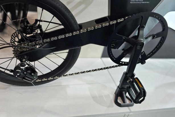 On a vu l’un des vélos pliants électriques les plus compacts du monde ...