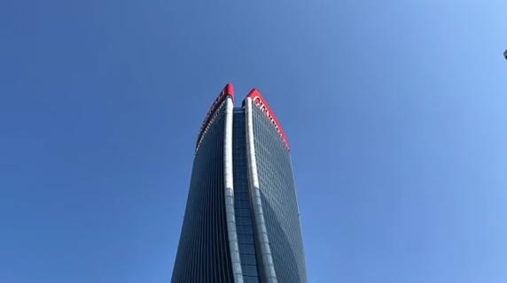 Milano, il collasso dell'insegna Generali della Torre Hadid a 192 metri ...