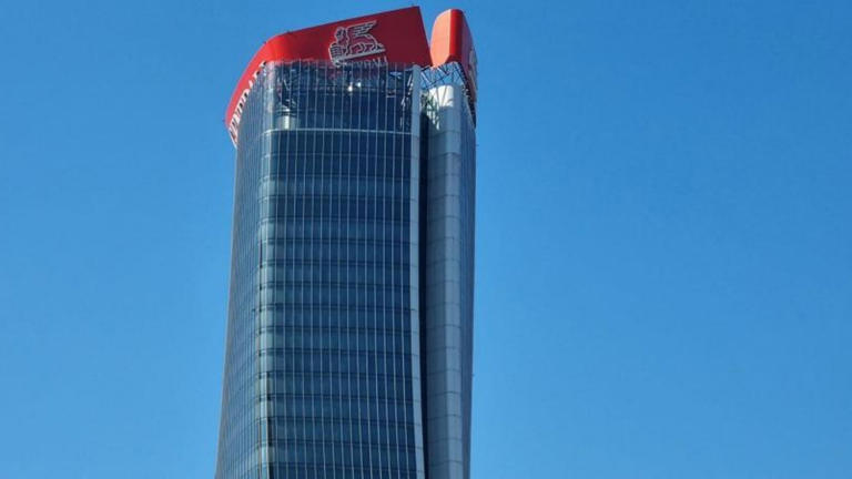 Il caso dell'insegna Generali sulla Torre Hadid a Milano: 10 indagati ...